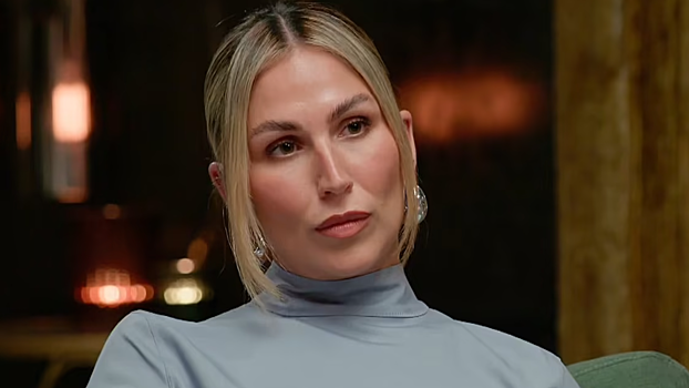 Платье случайно обнажило грудь телезвезды на публике - Рамблер/женский